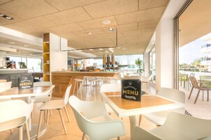 Bar junto à piscina