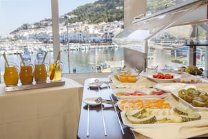 Café da manhã com buffet grátis todos os dias