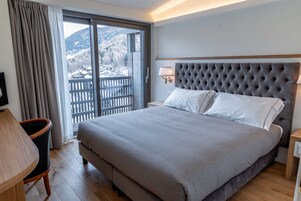 Suíte família, 1 quarto | Roupas de cama premium, edredons de pluma, frigobar, cofres nos quartos