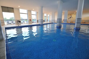 Piscina interior, piscina exterior 