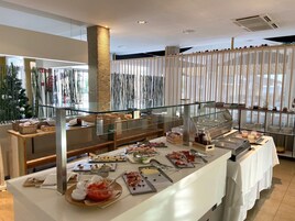 Pequeno-almoço tipo buffet diário mediante uma taxa 