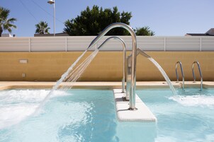 Piscina exterior sazonal, da(s) 10:00 à(s) 21:00, guarda-sóis 