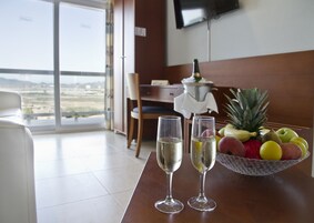 Suite Júnior, 1 cama queen-size e sofá-cama, vista para o mar | Cofre no quarto, secretária 