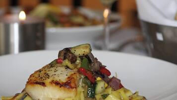 Prato com peixe e legumes.
