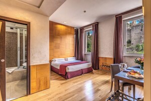 Quarto Duplo Deluxe | Minibar, cofre no quarto, secretária 