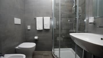 Chuveiro, secador de cabelo, bidê, toalhas de banho