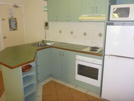 Apartamento Standard, 1 quarto | Cozinha privada | Um frigorífico/congelador grande, um micro-ondas, um forno