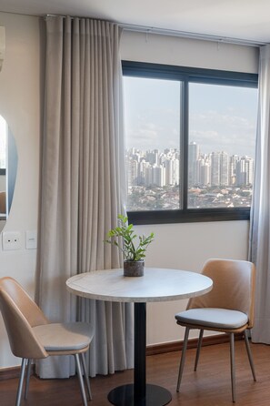Quarto superior (Double Bed) | Frigobar, cofres nos quartos, escrivaninha, quartos à prova de som