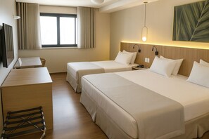 Frigobar, cofres nos quartos, escrivaninha, quartos à prova de som