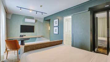 Quarto casal luxo | Frigobar, escrivaninha, quartos à prova de som
