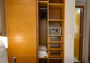 Quarto casal premium, 1 quarto | Guarda-roupa