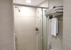 Quarto Duplo Premium, 1 quarto | Casa de banho | Um polibã, artigos de higiene ecológicos, um secador de cabelo 