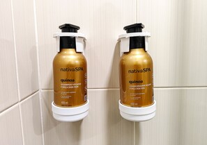 Quarto Duplo Premium, 1 quarto | Comodidades da casa de banho | Um polibã, artigos de higiene ecológicos, um secador de cabelo 