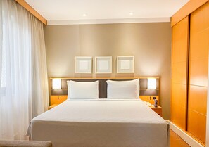 Luxury Double Room | Minibar, cofre no quarto, secretária 