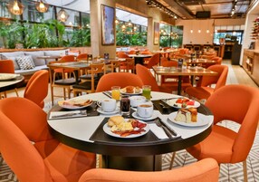 Café da manhã com buffet grátis todos os dias