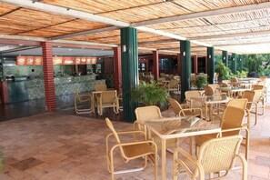 Bar junto à piscina