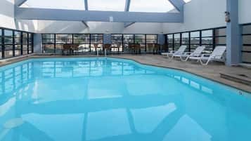 Piscina exterior, espreguiçadeiras