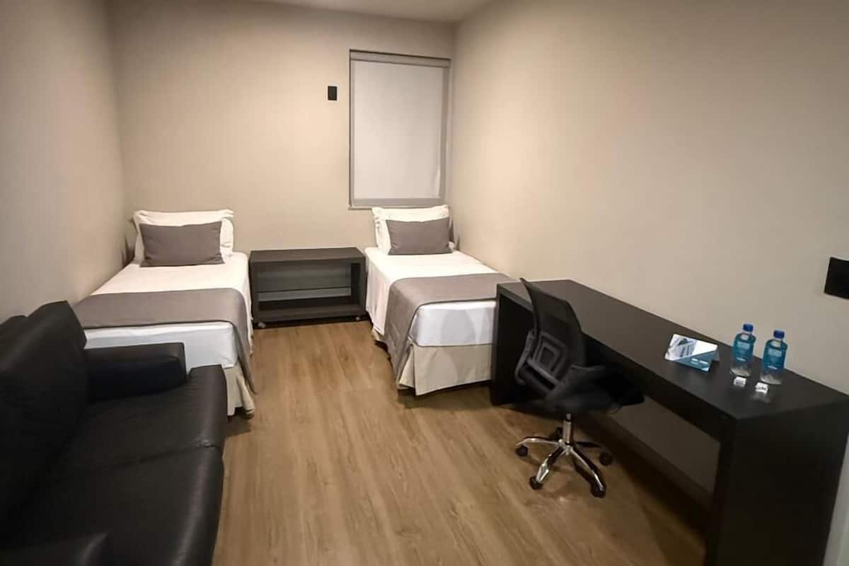 Quarto Quádruplo Superior | Minibar, cofre no quarto, cortinas/cortinados opacos, Wi-fi grátis