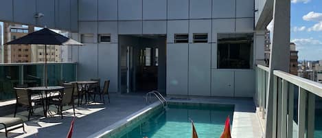 Piscina exterior, guarda-sóis, espreguiçadeiras