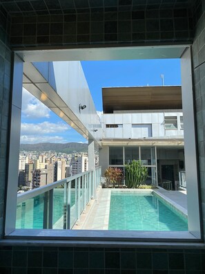 Piscina exterior, guarda-sóis, espreguiçadeiras 