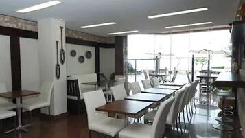 Pequeno-almoço continental diário (30 BRL por pessoa)