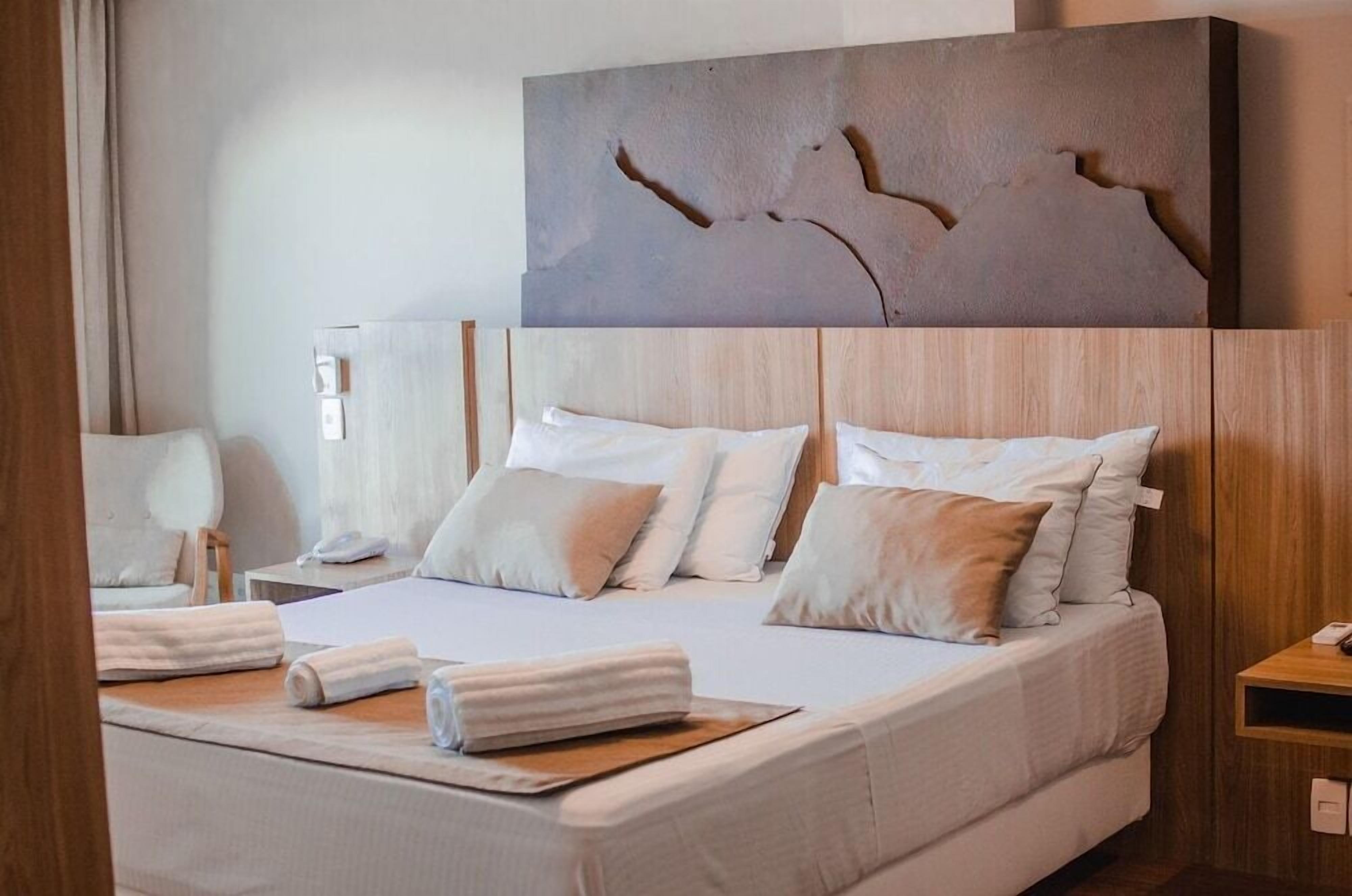 Frigobar, cofres nos quartos, escrivaninha, cortinas blackout