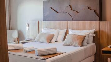 Frigobar, cofres nos quartos, escrivaninha, cortinas blackout