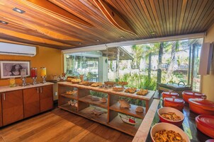 Café da manhã completo grátis todos os dias