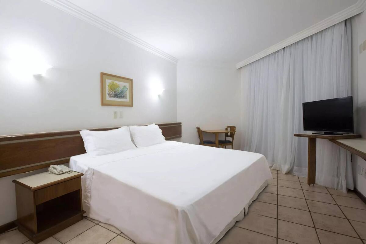 Cofre no quarto, secretária, berços/camas para crianças grátis 