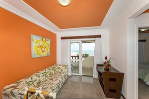 Apartamento Familiar | Sala | Televisor de ecrã plano de 32 polegadas com canais por cabo, televisor 