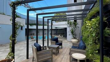 Piscina exterior, espreguiçadeiras