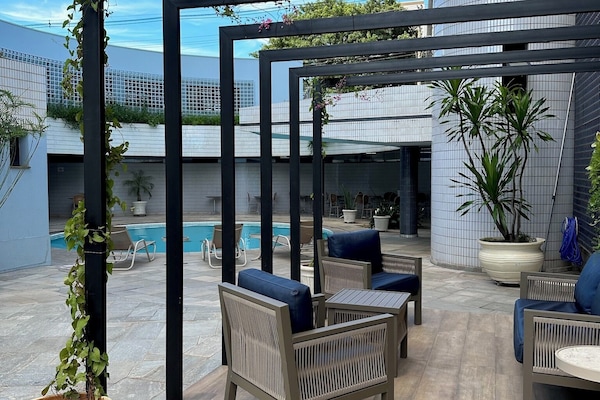 Piscina externa, espreguiçadeiras