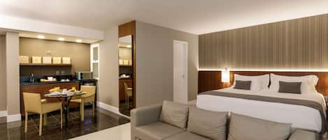 Frigobar, cofres nos quartos, escrivaninha, quartos à prova de som