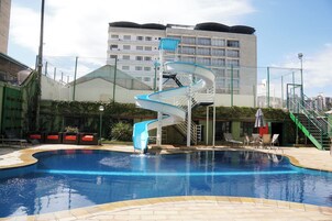 Piscina exterior, espreguiçadeiras 