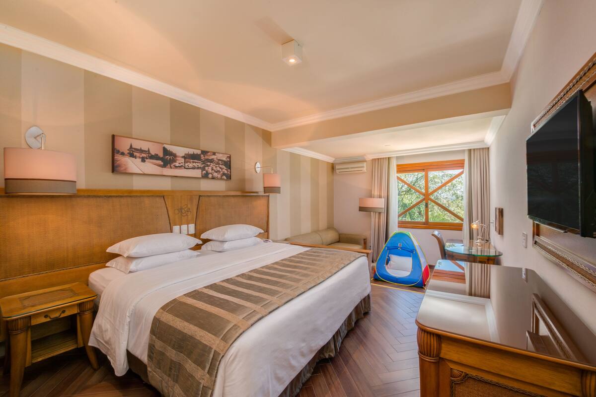 Quarto Familiar | Roupa de alta qualidade, minibar, cofre no quarto, secretária 