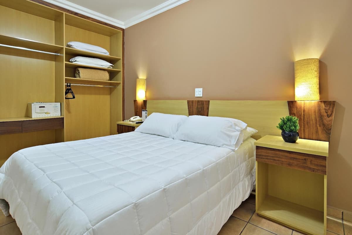 Roupa hipoalergénica, cofre no quarto, secretária