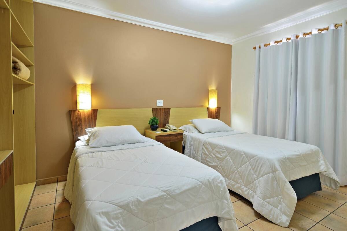 Roupa hipoalergénica, cofre no quarto, secretária