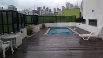 Piscina exterior, espreguiçadeiras