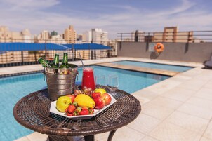 Piscina externa, espreguiçadeiras