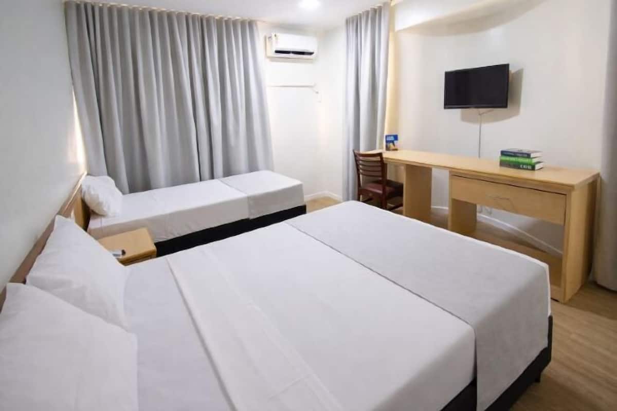 Frigobar, cofres nos quartos, cortinas blackout, Wi-Fi de cortesia