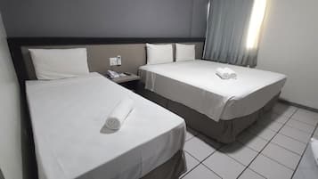 Quarto Económico, 1 cama de casal | Cofre no quarto, secretária, cortinas/cortinados opacos