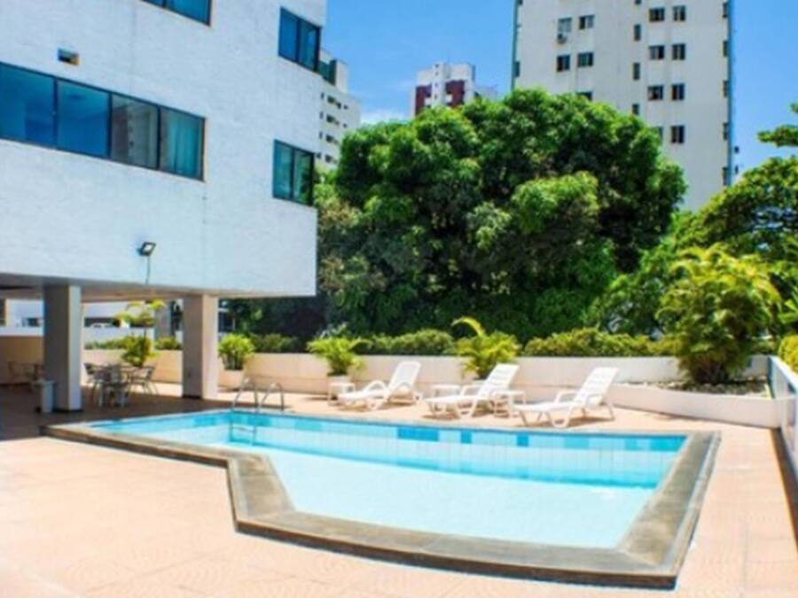 Piscina exterior, guarda-sóis, espreguiçadeiras