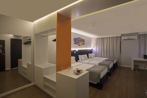 Quarto triplo superior | Frigobar, cofres nos quartos, escrivaninha, cortinas blackout