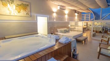 Quarto casal romântico | Roupas de cama premium, frigobar, cofres nos quartos, escrivaninha