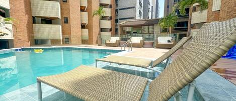 2 piscinas exteriores, da(s) 9:00 à(s) 20:00, espreguiçadeiras