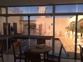 Café da manhã com buffet grátis todos os dias