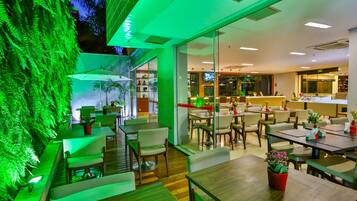 Terraço com espreguiçadeiras