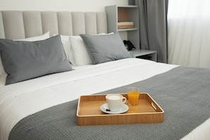 Quarto Standard | Roupa de alta qualidade, edredões de penas, camas de colchão pillowtop 
