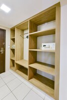 Quarto triplo executivo | Cofres nos quartos, escrivaninha, espaço de trabalho para notebook
