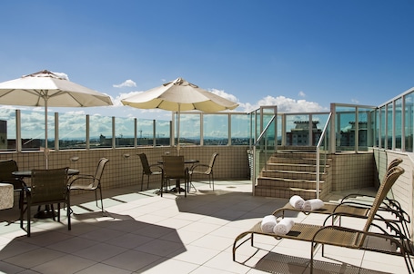 Piscina exterior, guarda-sóis, espreguiçadeiras